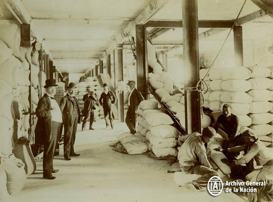 Interior de un molino, c.1900. | Fotos Antiguas de Mendoza, Argentina y el Mundo de cada década ...