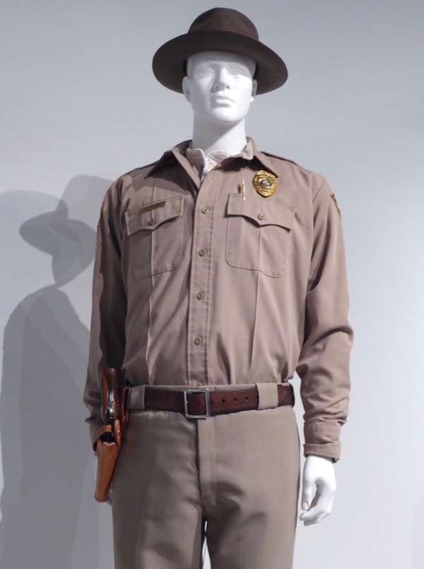 Hollywood Movie Costumes and Props: Stranger Things season one costumes ...