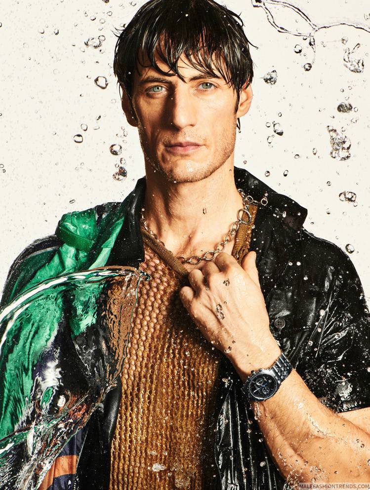 Tiempos fuertes: Alex Hermann modela los mejores relojes para Madame Figaro