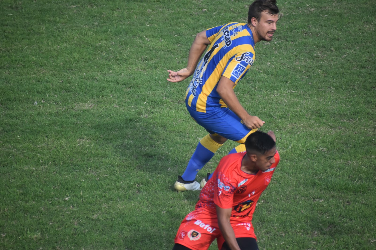 Revista Tribuna Roja: VILLAR SALIO POR FUERTE GOLPE EN LA RODILLA