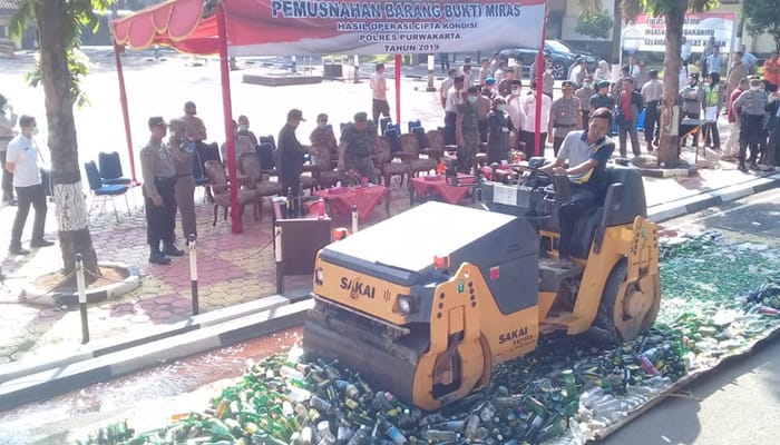 Ribuan Botol Miras Hasil Operasi Pekat dan Cipta Kondisi Dimusnahkan ... Ribuan Botol Miras Hasil Operasi Pekat dan Cipta Kondisi Dimusnahkan ...