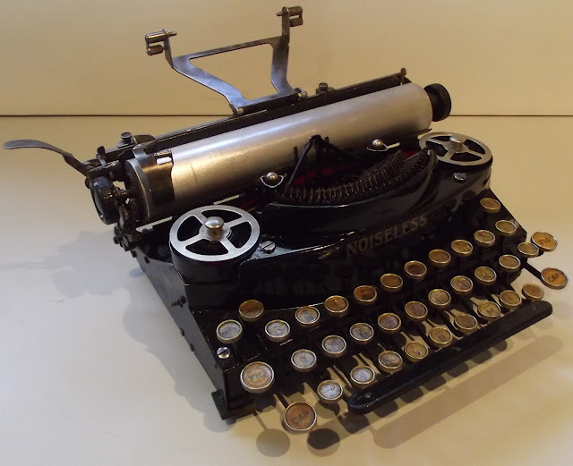 oz.Typewriter: 100 Typewriters for Exhibition oz.Typewriter: 100 Typewriters for Exhibition