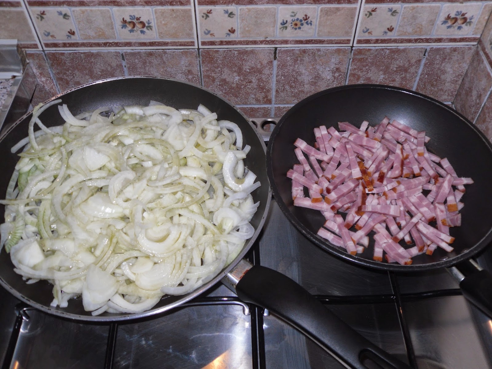 Massa talharim com cebola e bacon