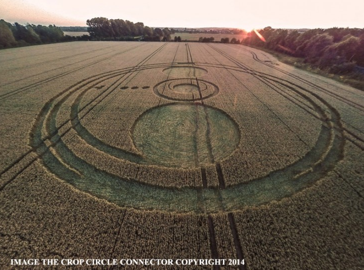 Novos agroglifos ingleses, um deles interpretado como um UFO triangular ...