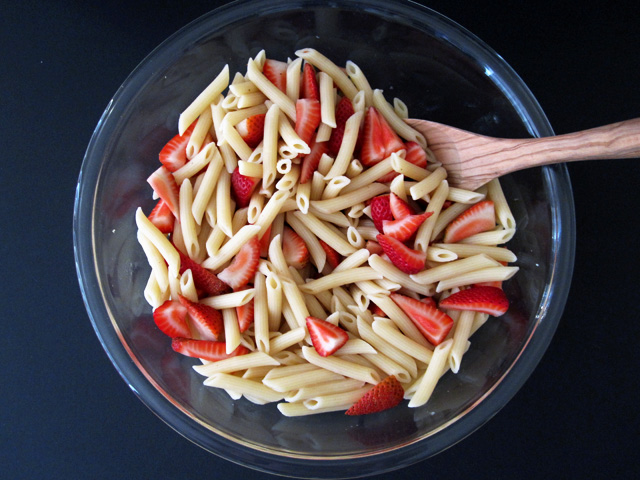 la mia cucina piccola: Strawberry Caprese Pasta