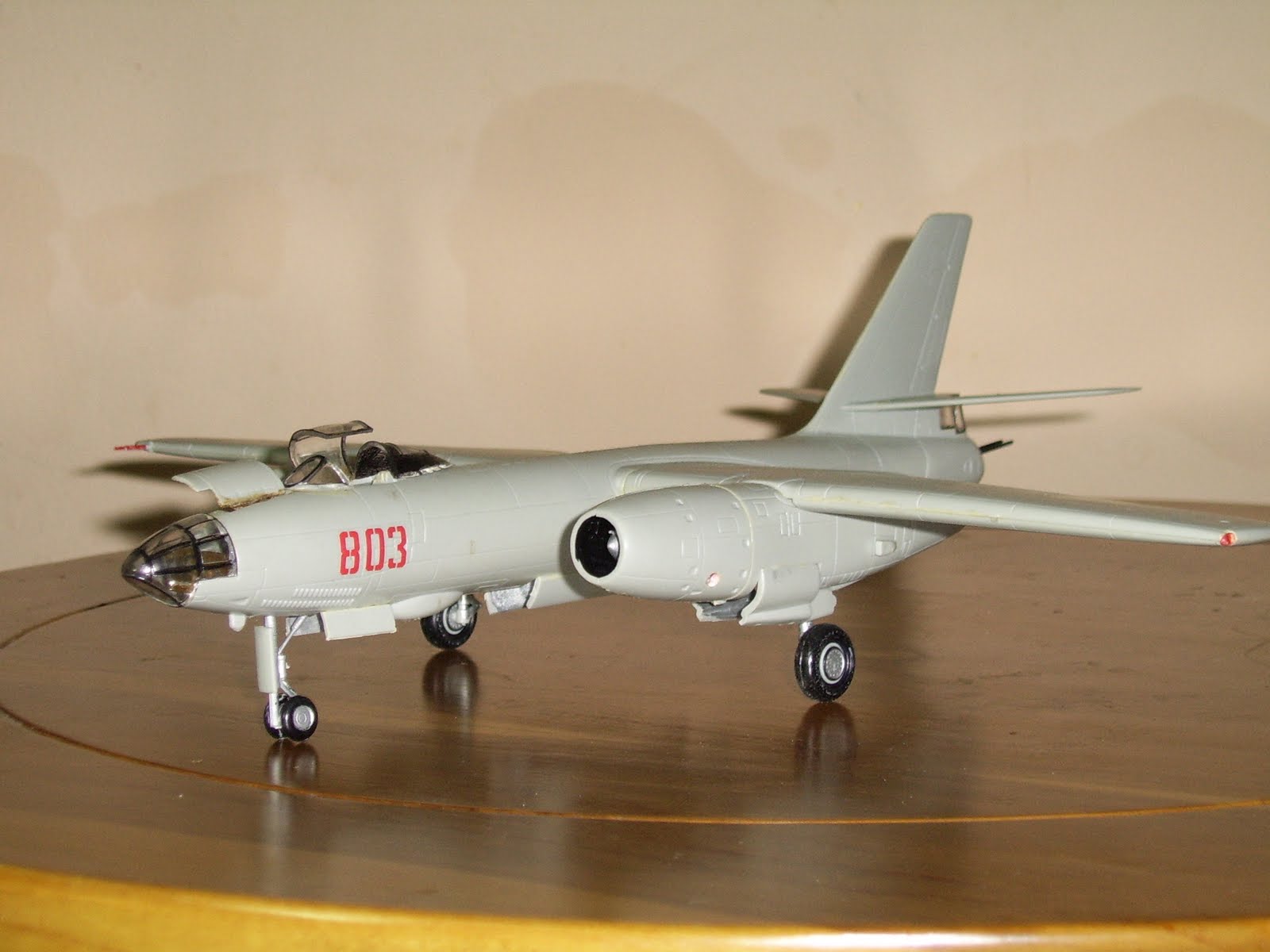 AIRPLANE SCALE MODELKIT: Ilyushin Il-28 Beagle