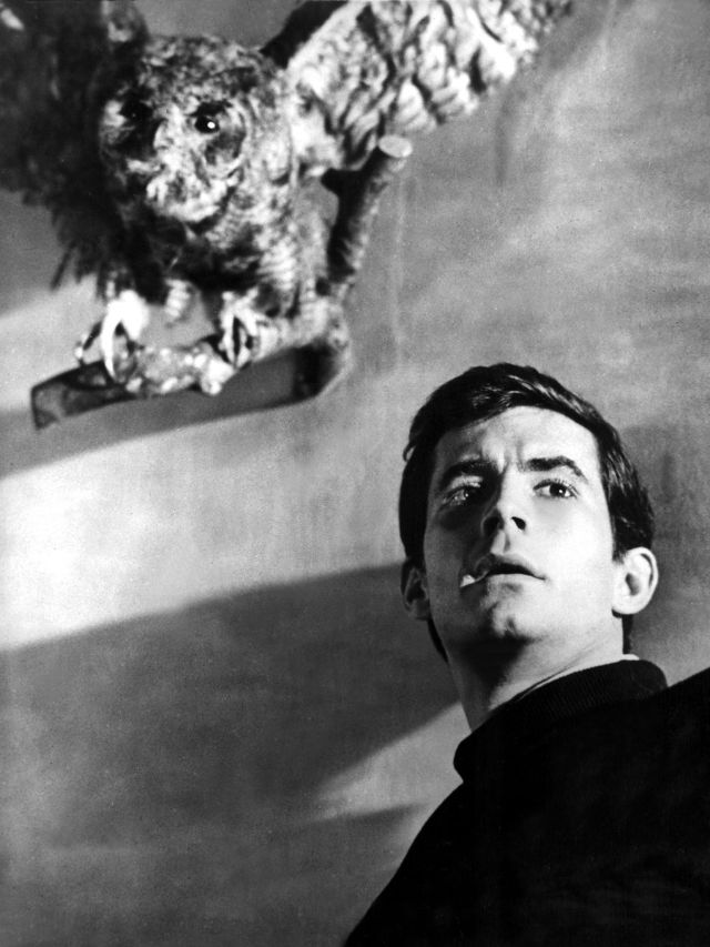 20 Black and White Photos of Anthony Perkins as Norman Bates in Alfred ...