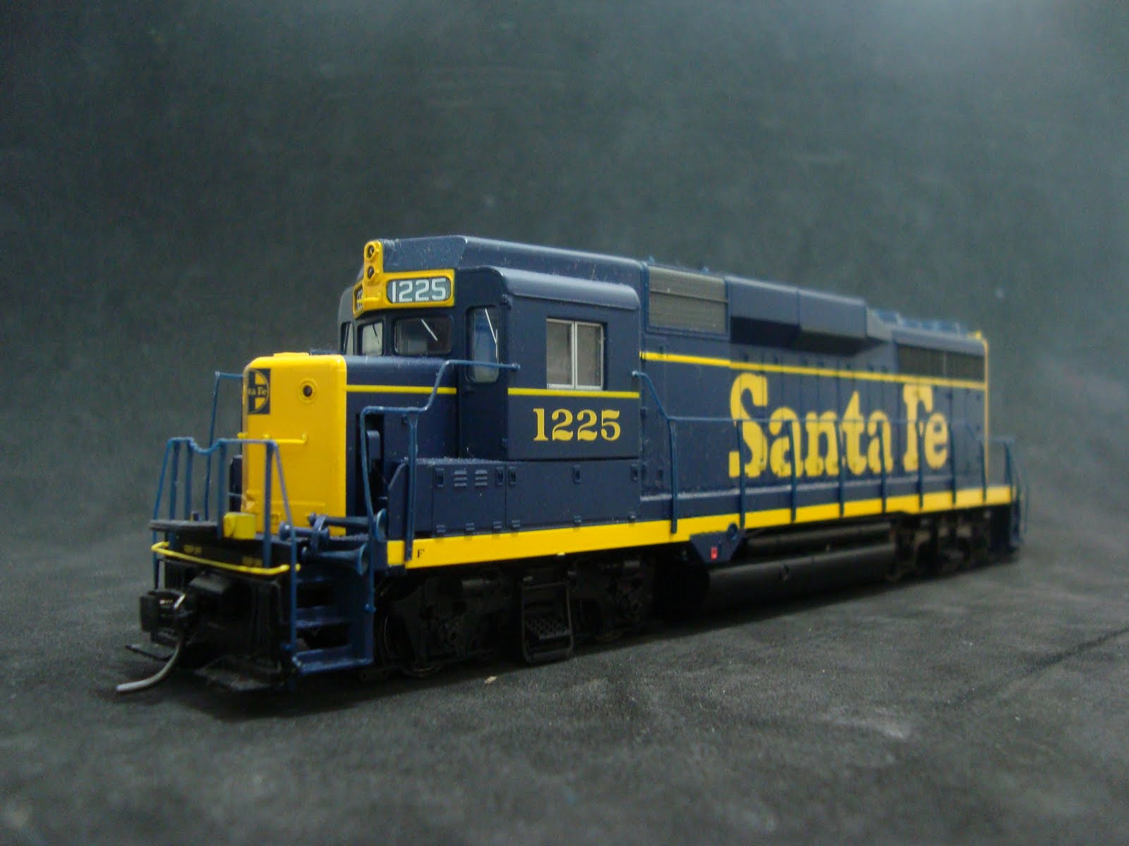SFTRENS Ferromodelismo HO DCC: Locomotiva EMD GP30 ATSF 1225 PINSTRIPE PROTO 2000 SÉRIES DCC