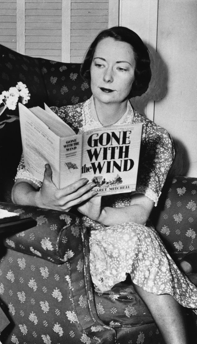 Vintage Photos of Margaret Mitchell Reading Her Famous Novel ‘Gone with ...