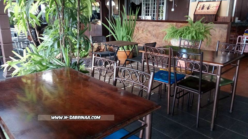 Tertarik hati dengan dekorasi dan ambience di Mama One Stop Bakery ...
