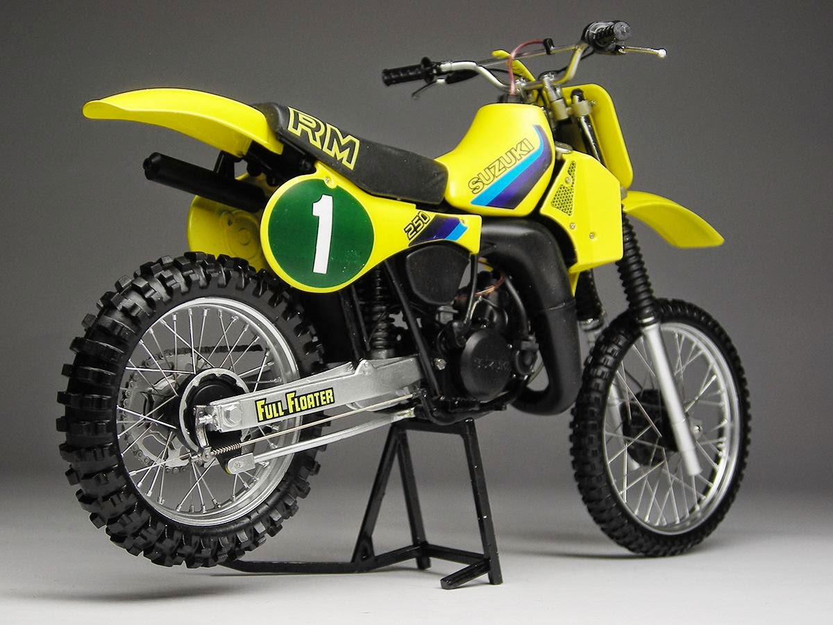 Racing Scale Models: Suzuki RM 250 1982 by Max Moto Modeling (Tamiya)