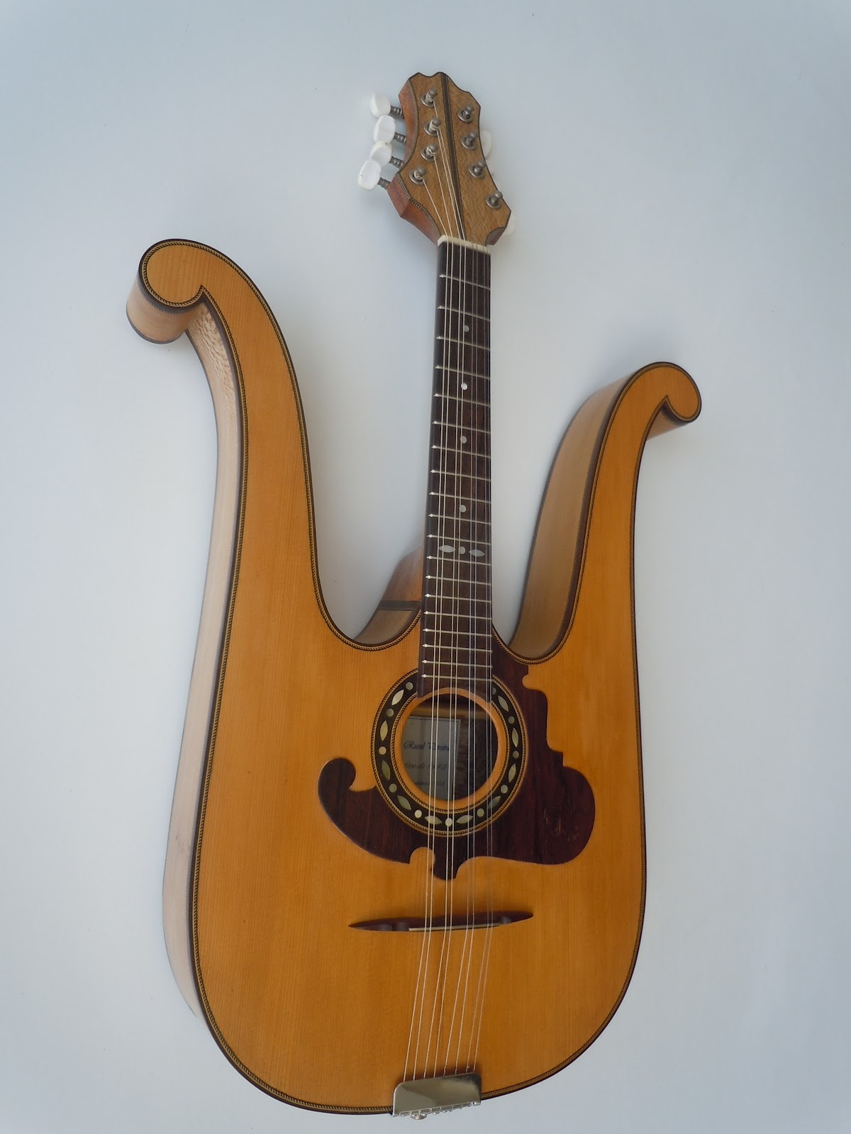 Nuno Russel - Instrumentos Musicais: Bandolins