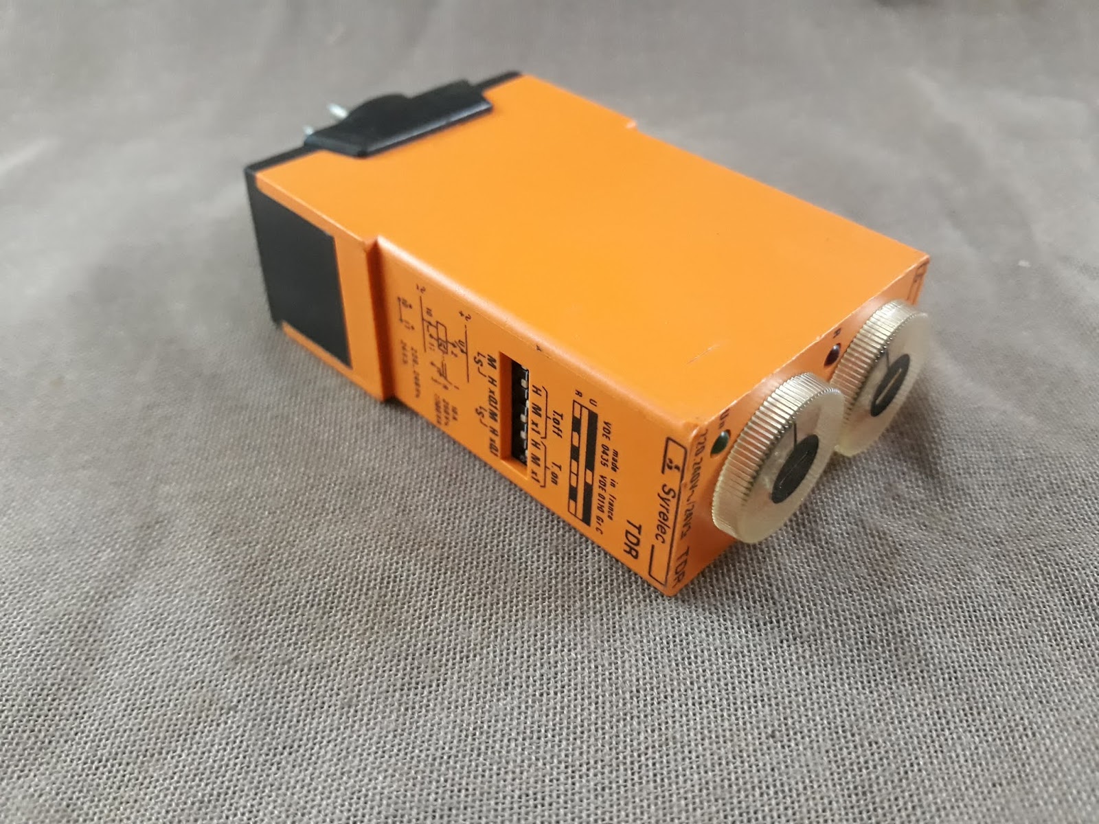 SYRELEC TDR TIME DELAY RELAY 220-240 VAC / 24 VDC