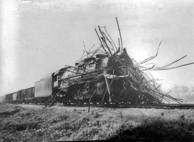 24 Bizarre Vintage Photos of Steam Engines After a Boiler Explosion ...