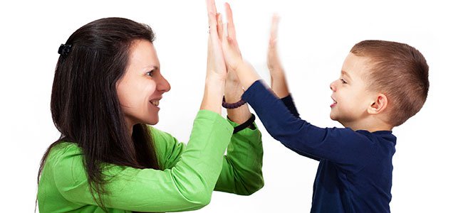 ¿CÓMO SE DEBE ELOGIAR A LOS NIÑOS?