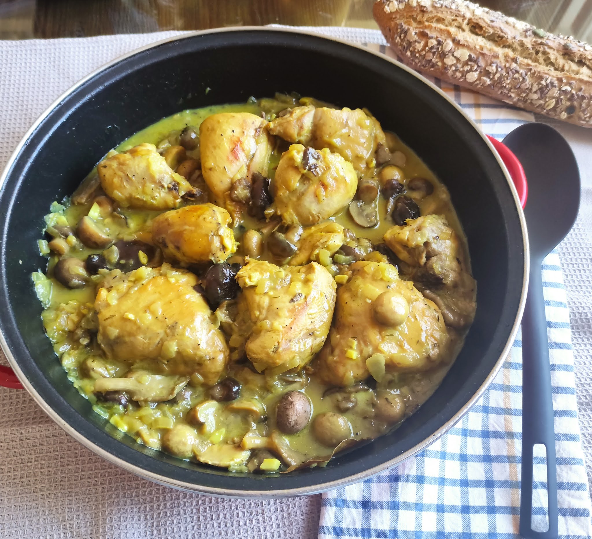 Pollo guisado con setas variadas
