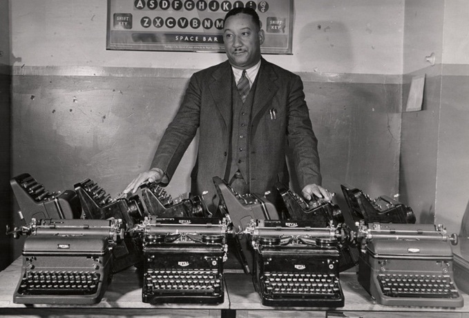 oz.Typewriter: On This Day in Typewriter History: Royal’s Magic Margin Men