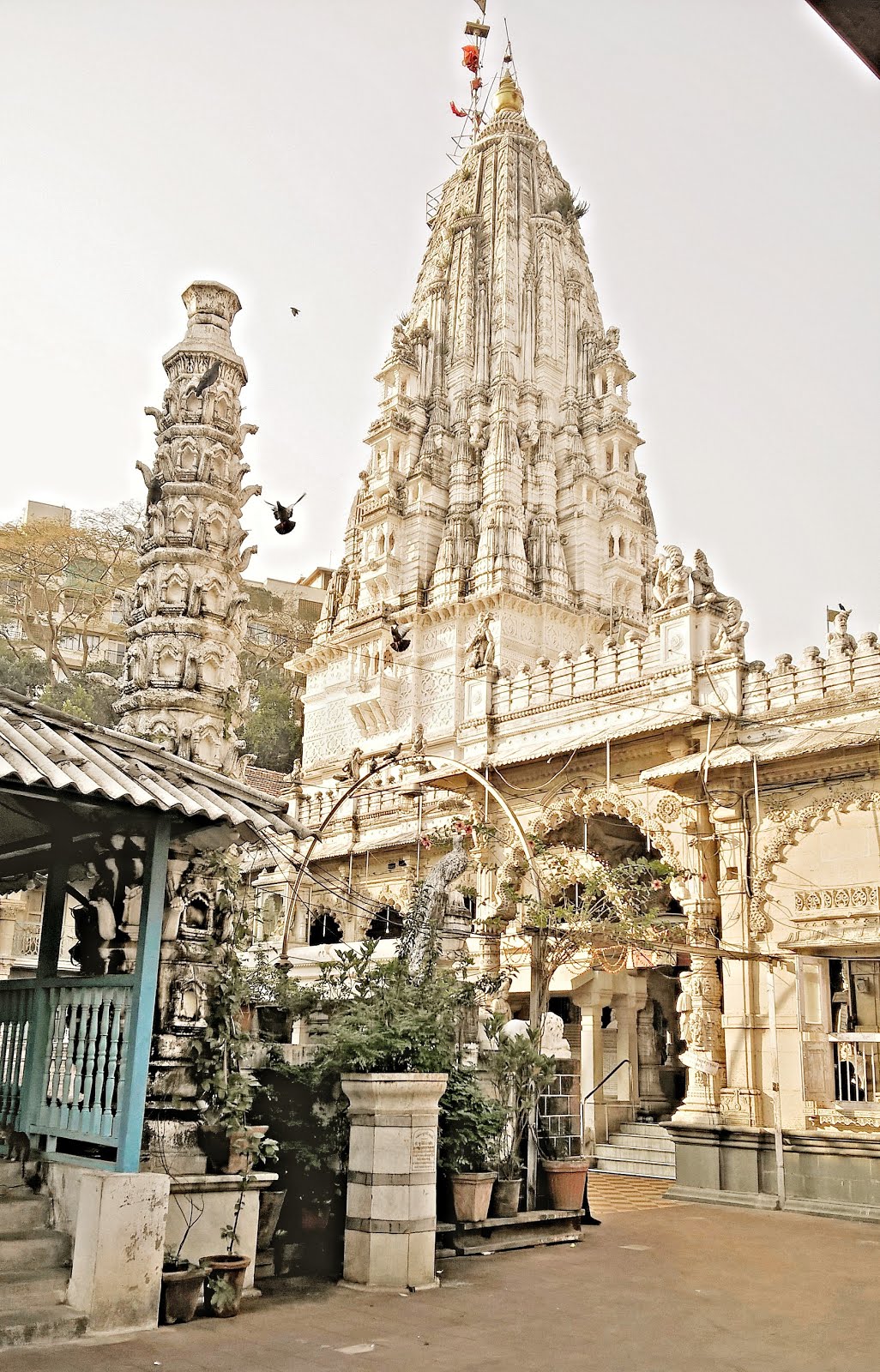 A Beautiful Life : Discovering Mumbai - Babulnath Temple and ISKCON ...