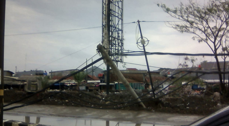 Tiang Listrik Roboh di Perempatan Jalan Raya Dadap Akibatkan Jalan Macet & Roda SDM Pincang ...