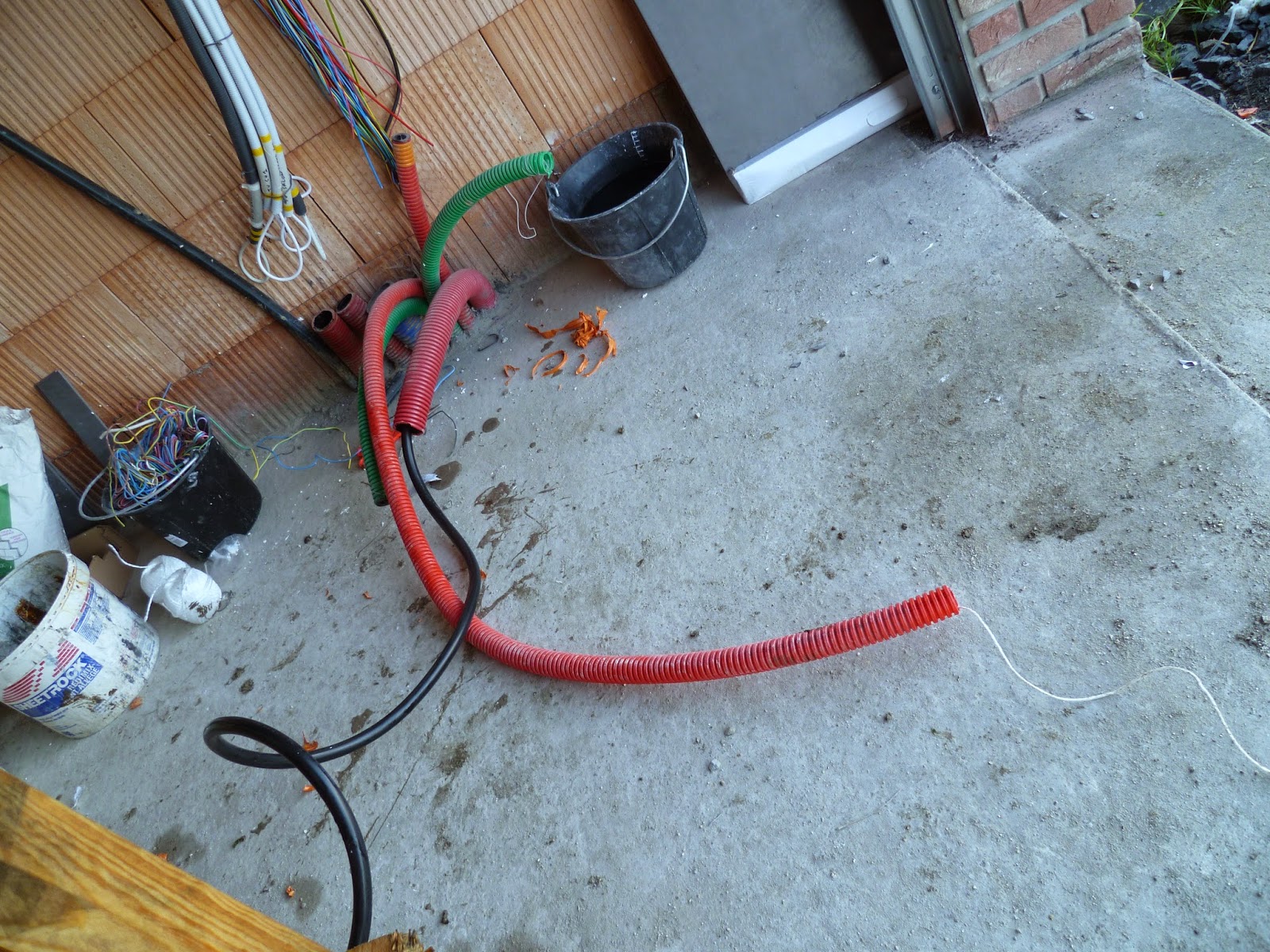 Notre maison à ESTAIRES: Passage des câbles EDF