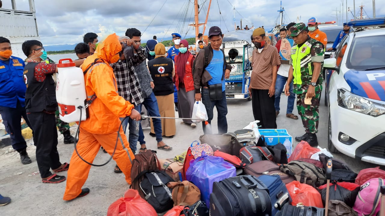 Cegah Covid-19, Kapal yang Bersandar di Pelabuhan Maccini Baji Disemprot Disinfektan - METRO ONLINE