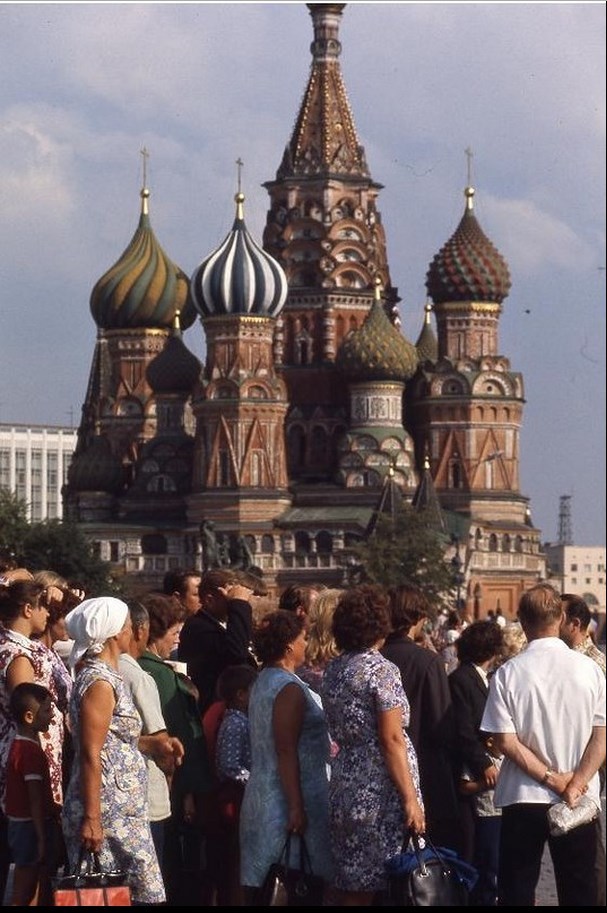 50 Interesting Vintage Color Photographs Capture Street Scenes of ...