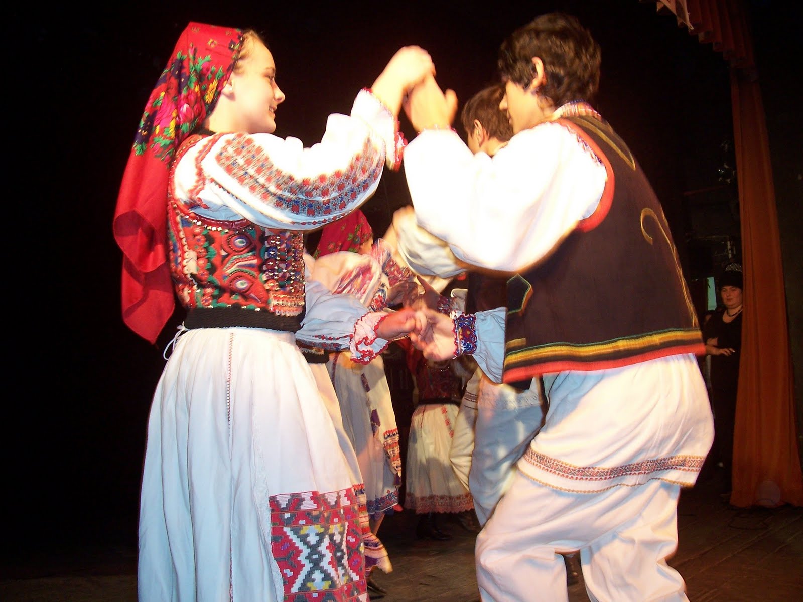 ŞCOALA GIMNAZIALĂ ,,MIHAI EMINESCU" ARAD: Echipa de dansuri populare