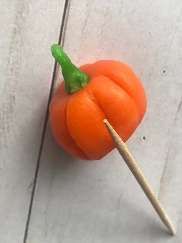 Blue Ribbon Kitchen: Candy Pumpkins and a Winning Pumpkin Cake Recipe