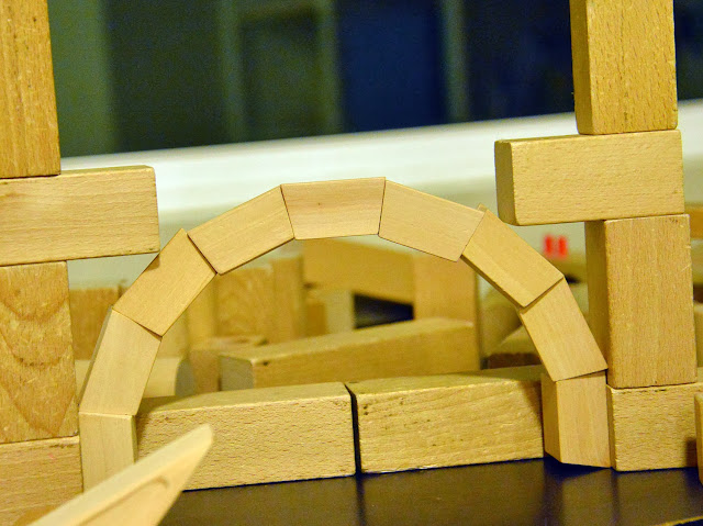 A school of fish: Making mortar and concrete, and the Roman Arch