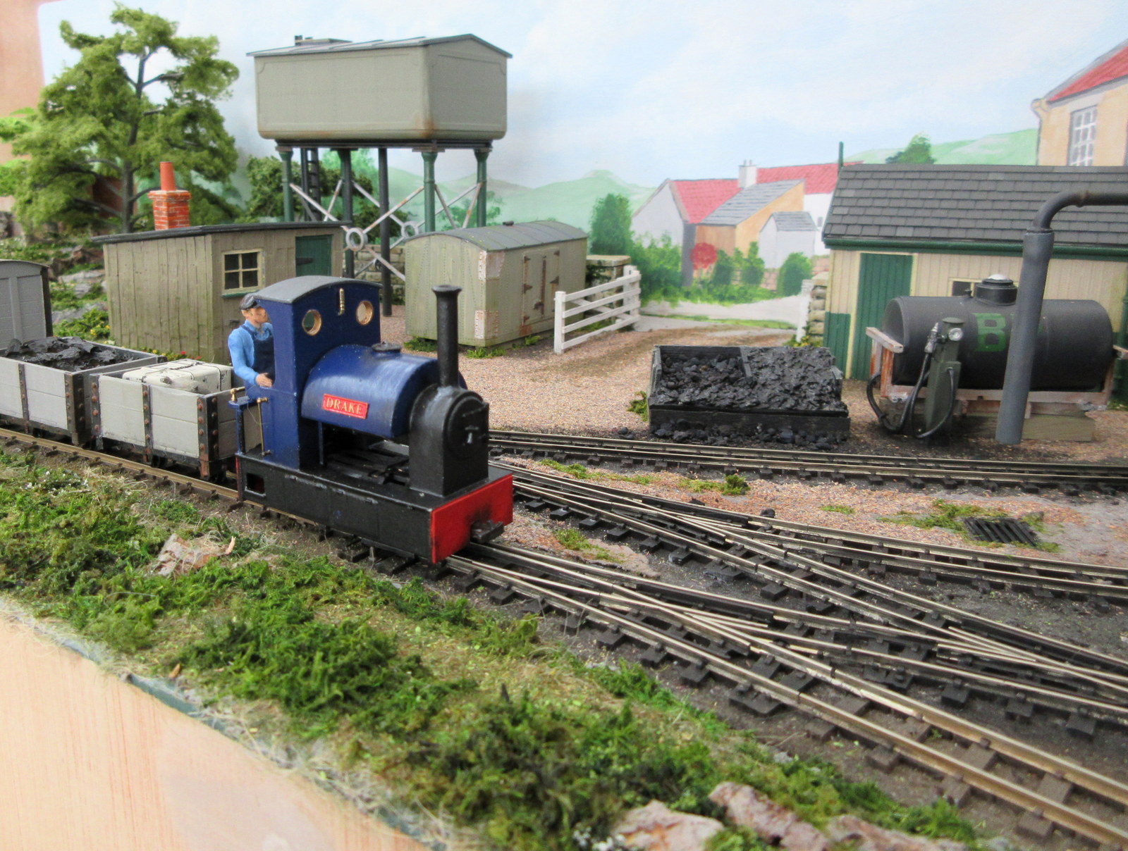 GRUMS NARROW GAUGE LINES: O9 MODEL RAILWAY GUIDE