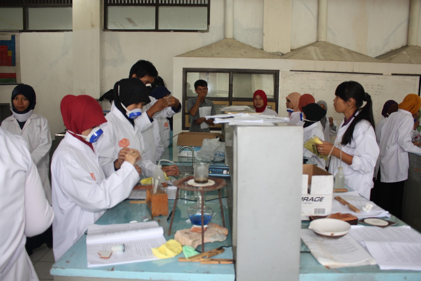 Tumbuhan Obat dan Sains: Kegiatan di Laboratorium Kimia UNP