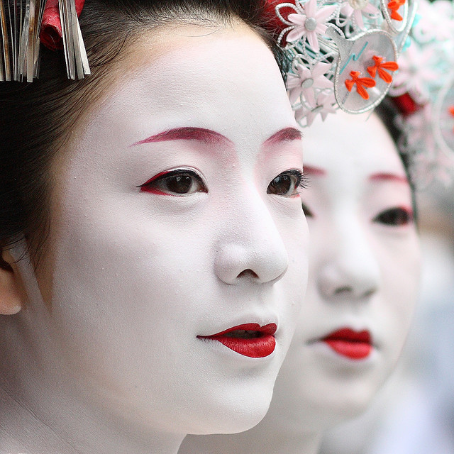 ARplus: Behind the mask of a Geisha
