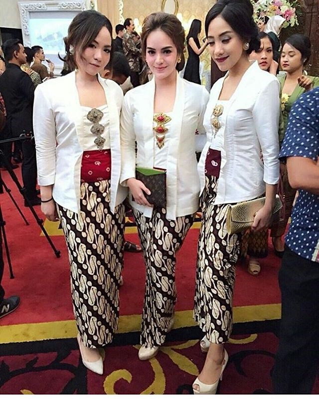 Model Kebaya Batik Modern Kutubaru Rok Batik Parang - Inspirasi Kebaya ...