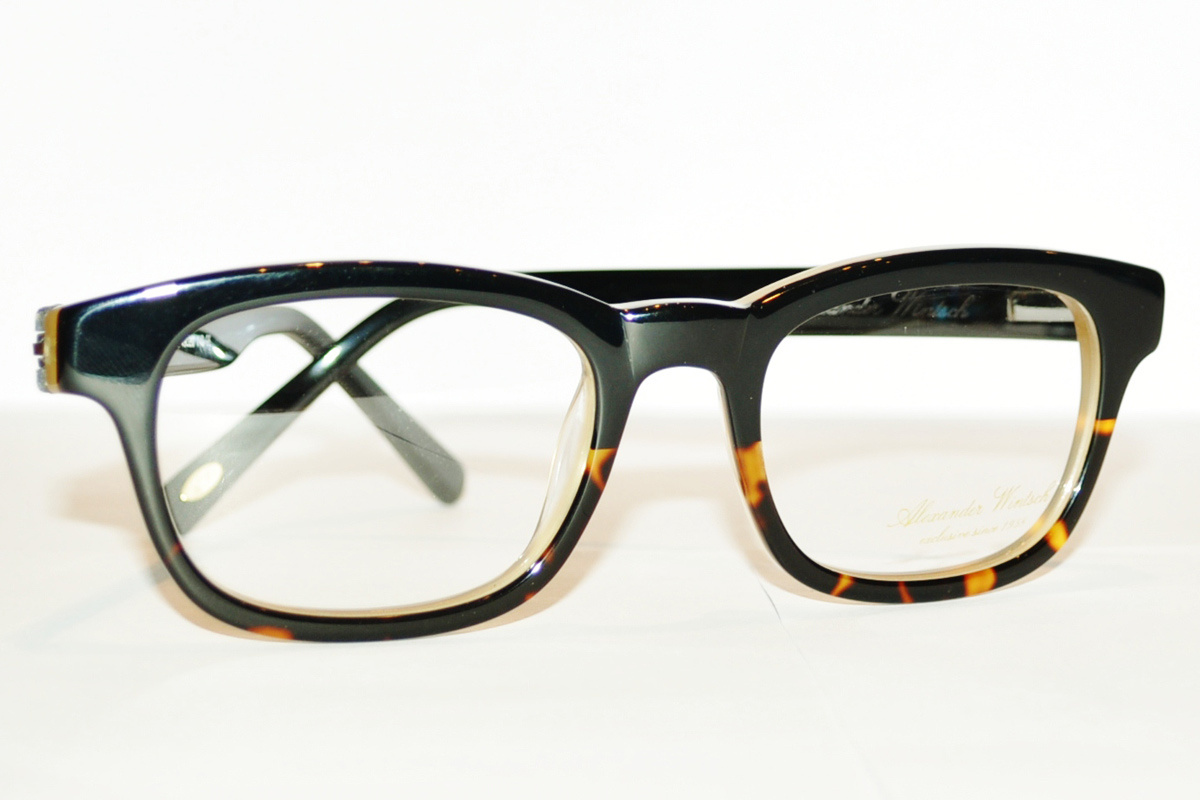 de miguel: CON GAFAS DE PASTA.