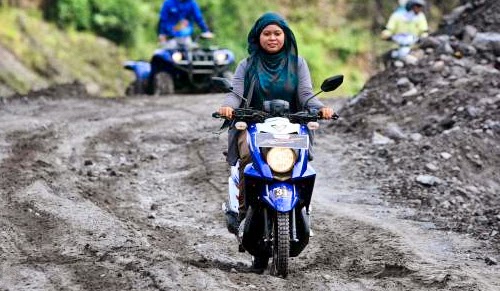 Tips Mengendarai Motor di Jalan Berpasir dan Berbatu