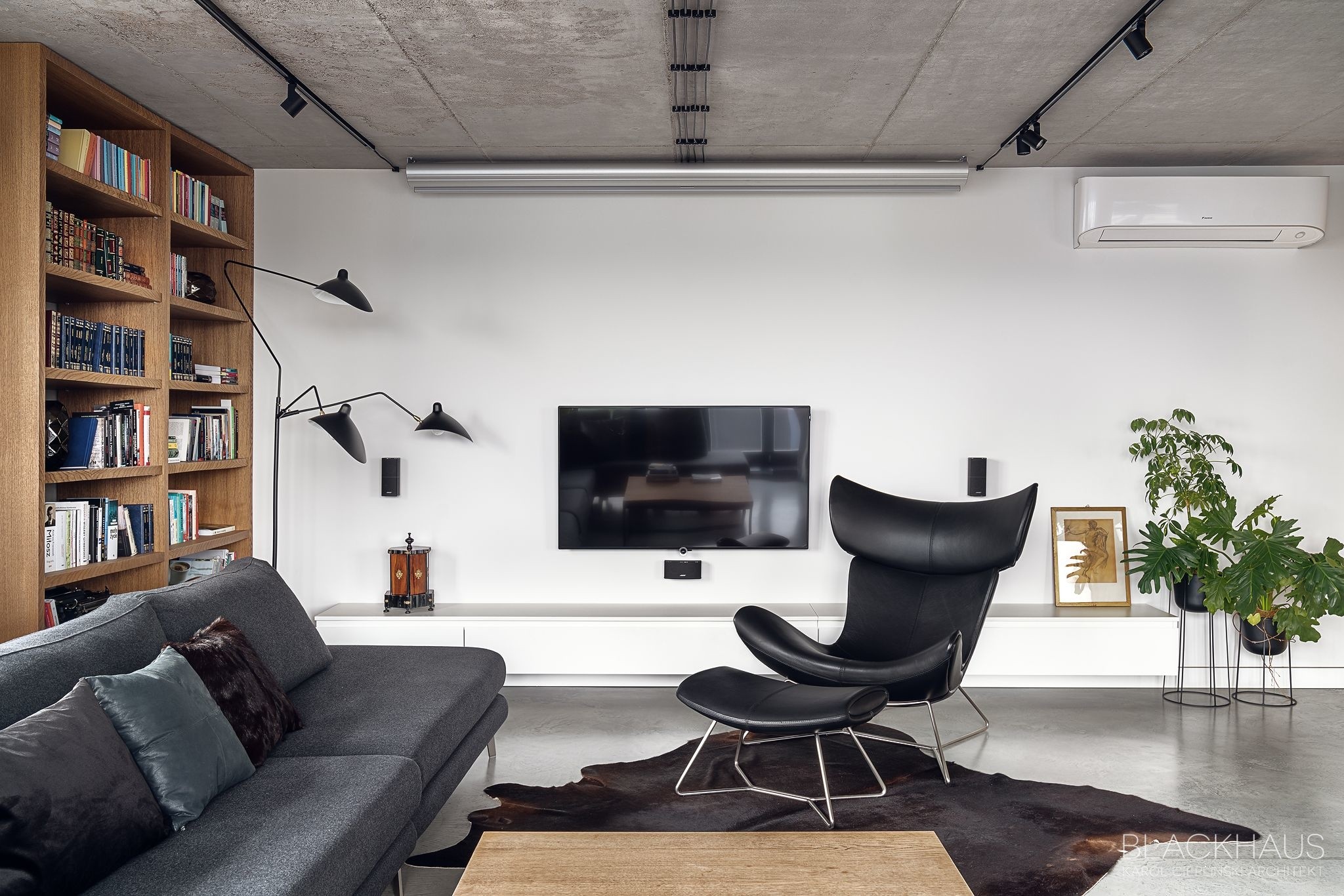 Contemporâneo com móveis de design clássico