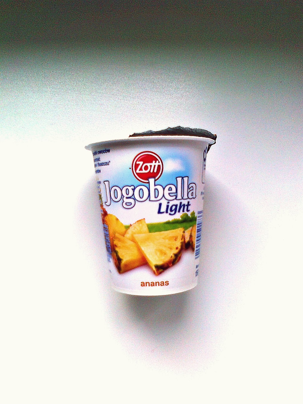 Podane na talerzu: Jogurt ZOTT Jogobella Light ananas