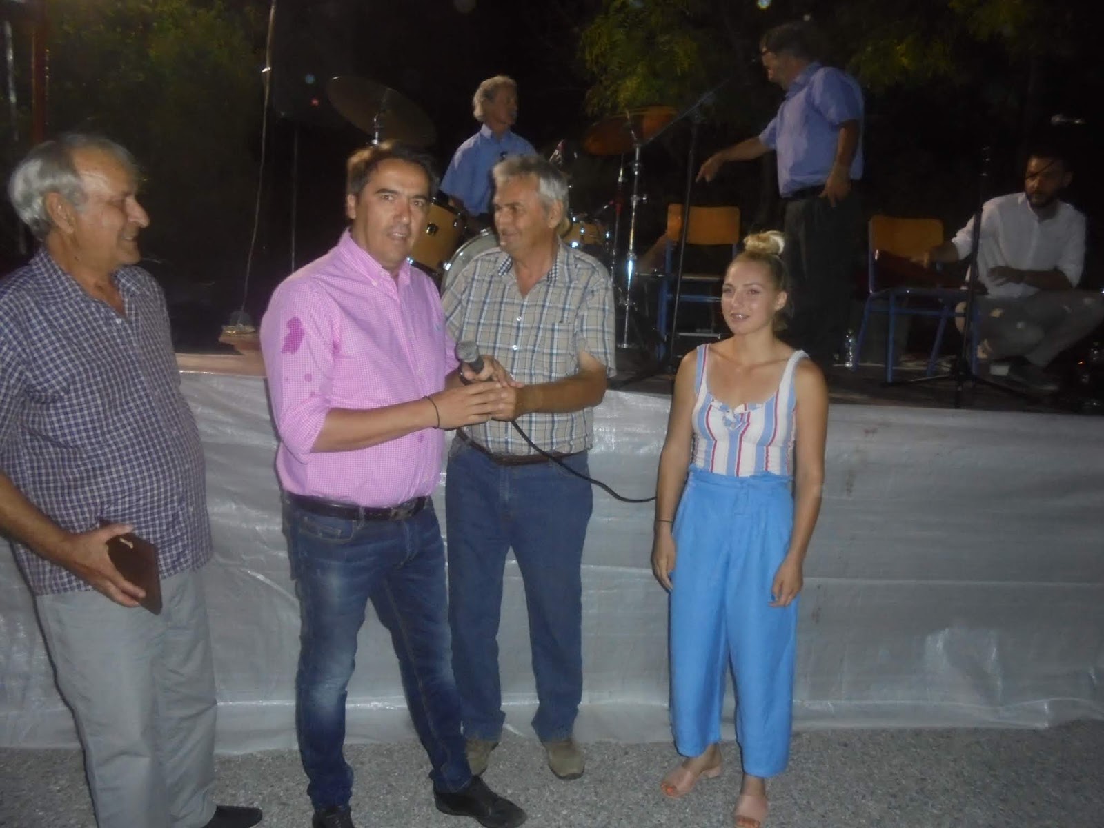 ΛΕΥΤΕΡΙΑ: ΠΟΛΥΣ ΚΟΣΜΟΣ ΣΤΟ ΑΝΤΑΜΩΜΑ ΤΗΣ ΧΡΑΝΗΣ (ΦΩΤΟ)