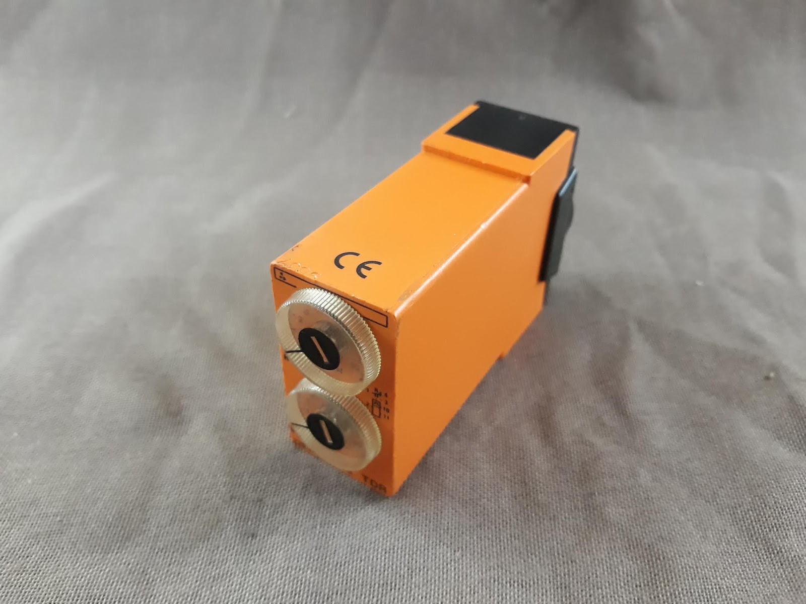 SYRELEC TDR TIME DELAY RELAY 220-240 VAC / 24 VDC