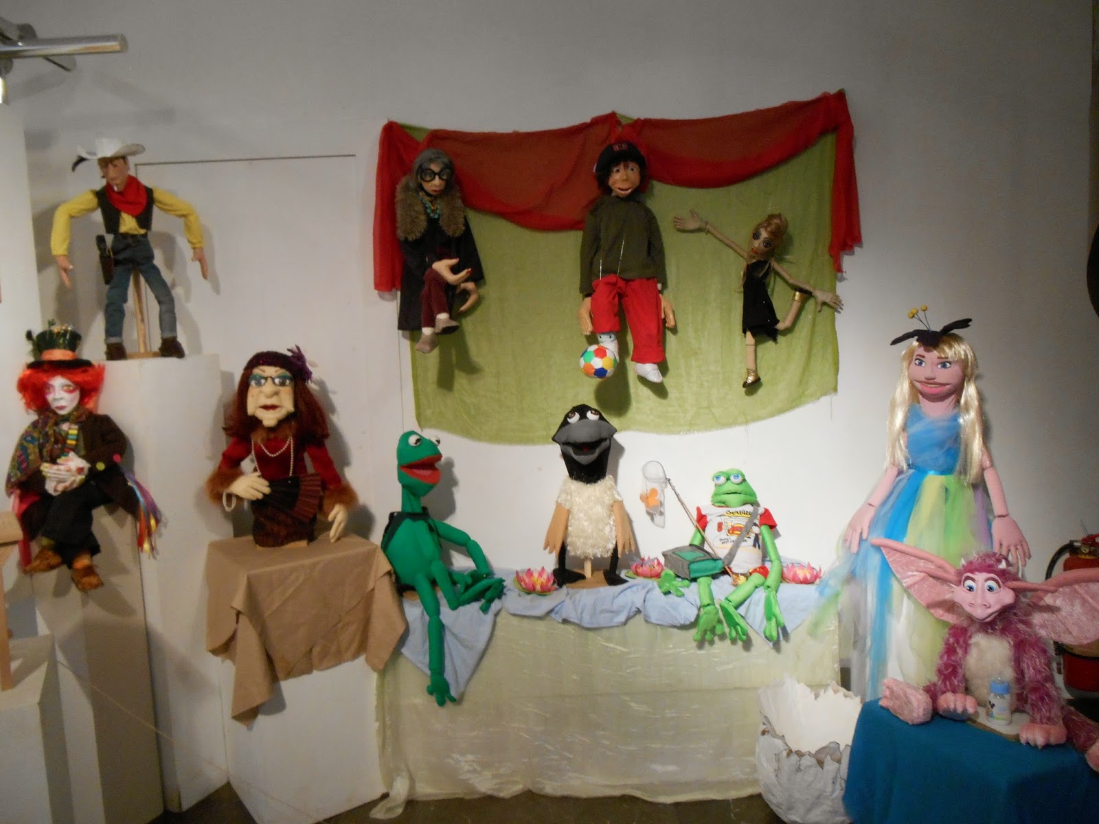Kindergarten Art Class: ΚΟΥΚΛΕΣ ΚΟΥΚΛΟΘΕΑΤΡΟΥ