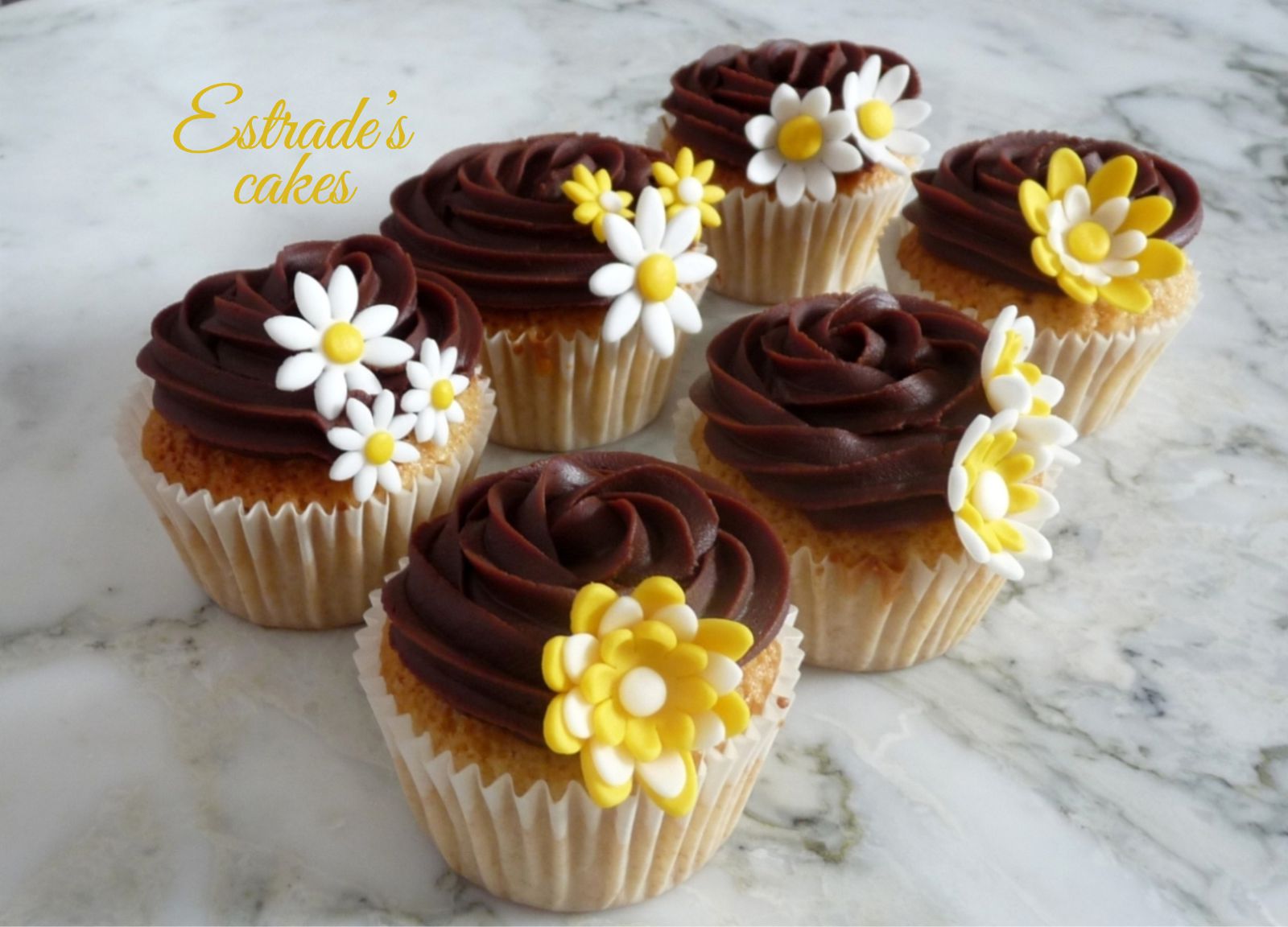 Estrade's cakes: CUPCAKES CON FLORES PARA UN CUMPLE