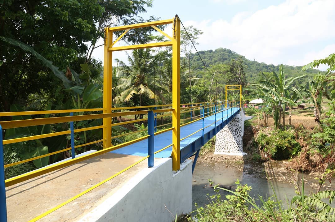 Pembangunan Jembatan Gelagar Besi Yang Hubungkan Kecamatan Sumur Dan ...
