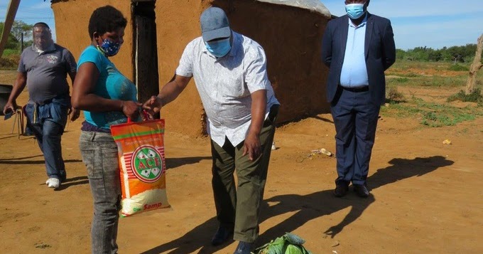 EASTERN CAPE - SANPARKS CEO AND E CAPE MEC HAND OUT FOOD PARCELS TO ...