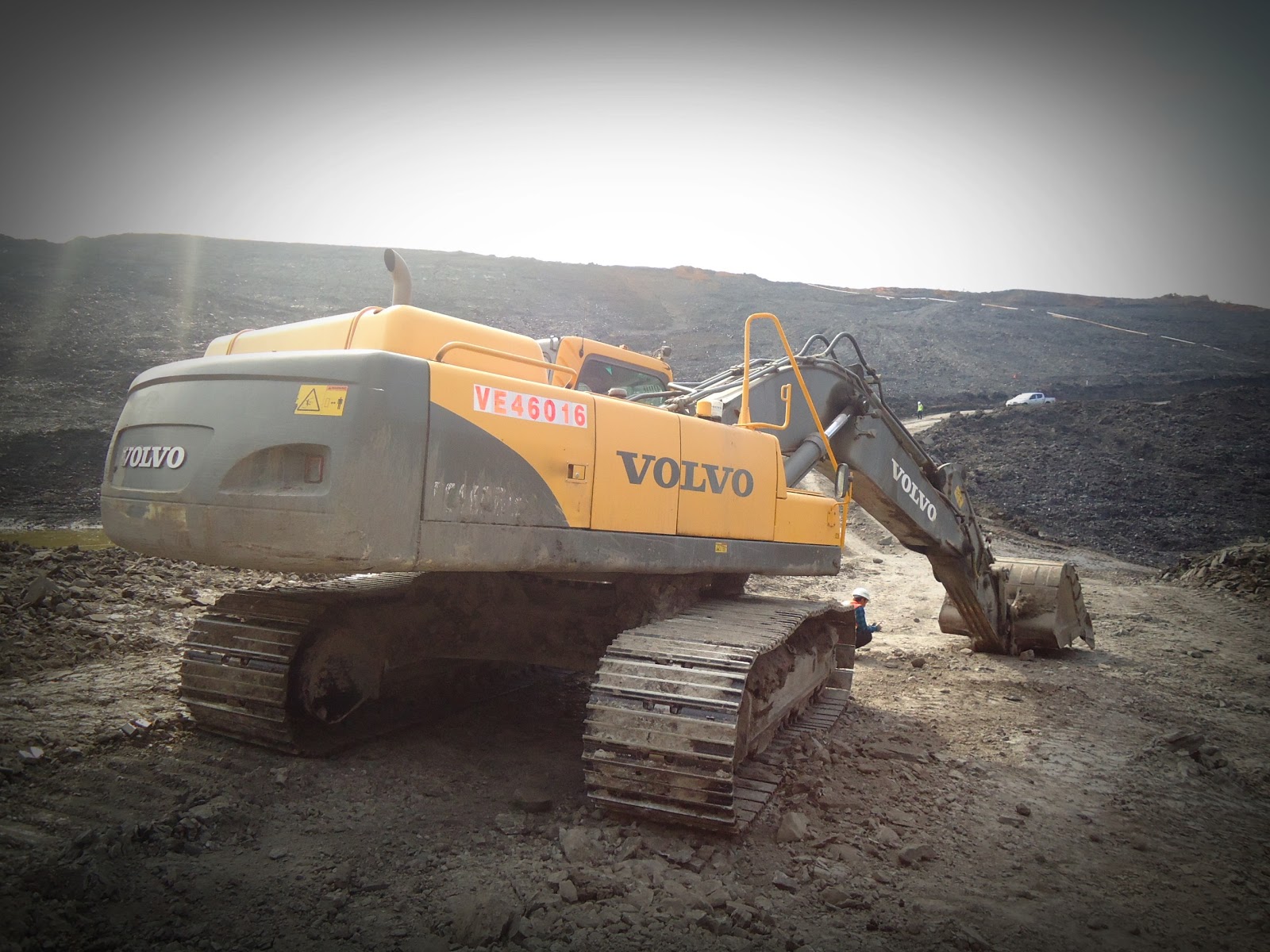 DIALOG KALA SENJA: Spesifikasi Excavator Backhoe Volvo EC460C
