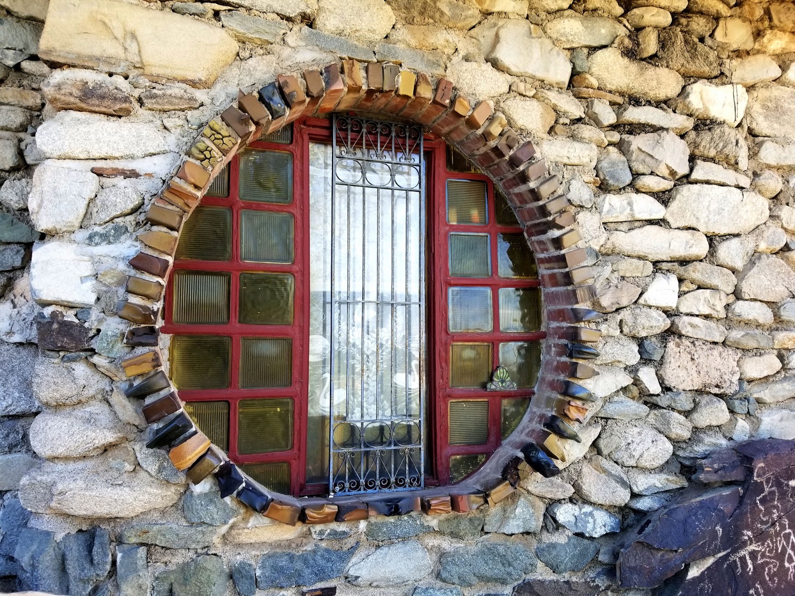 Mystery Castle: Bizarre Windows