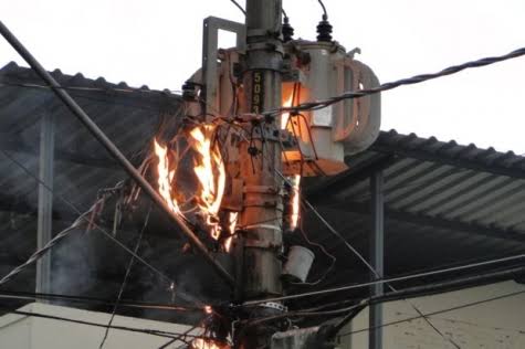 Transformador explode e pega fogo no centro de Itajaí