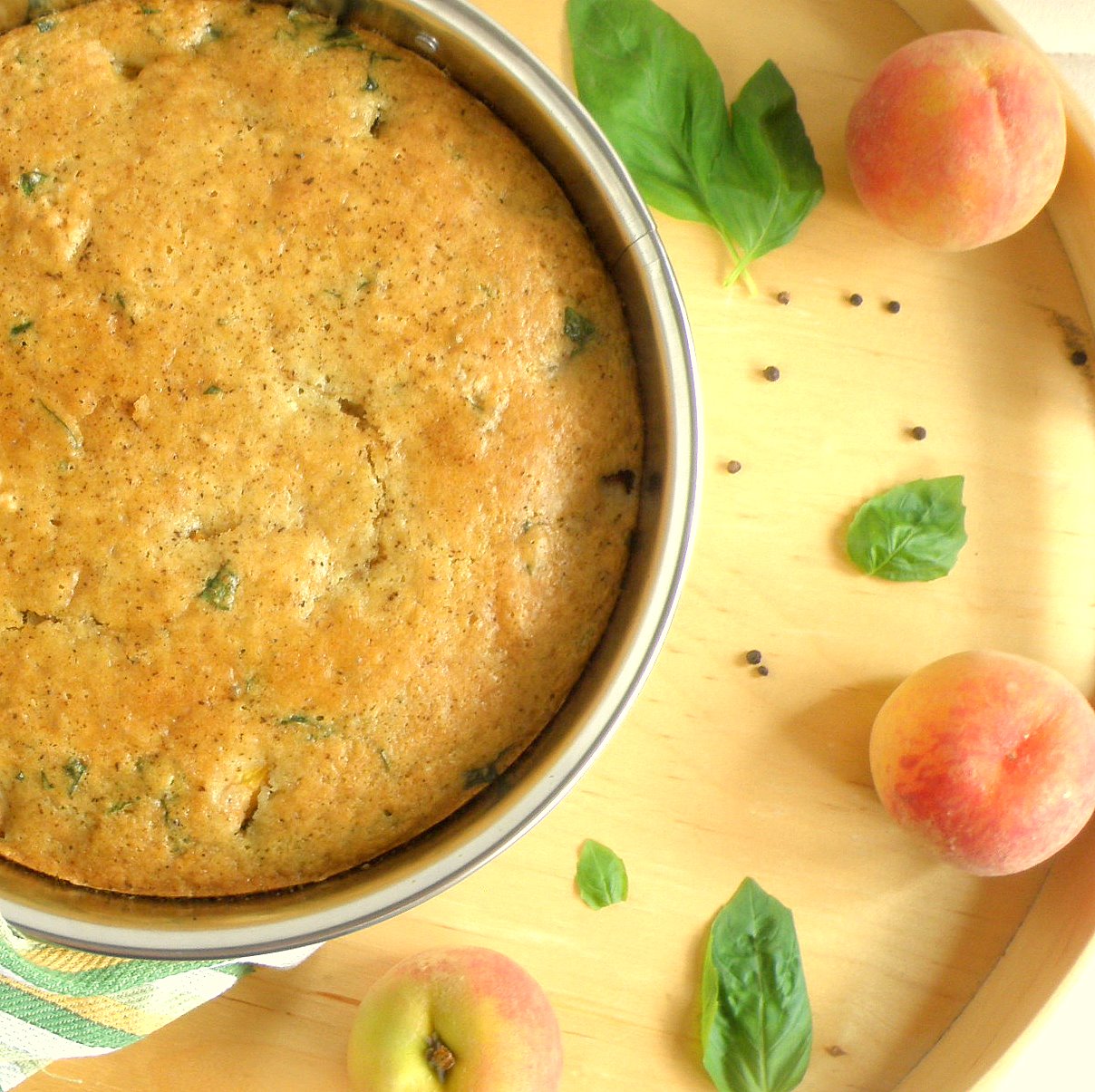 deli-cute-essen: Vegan Peach, Black Pepper and Basil Cake
