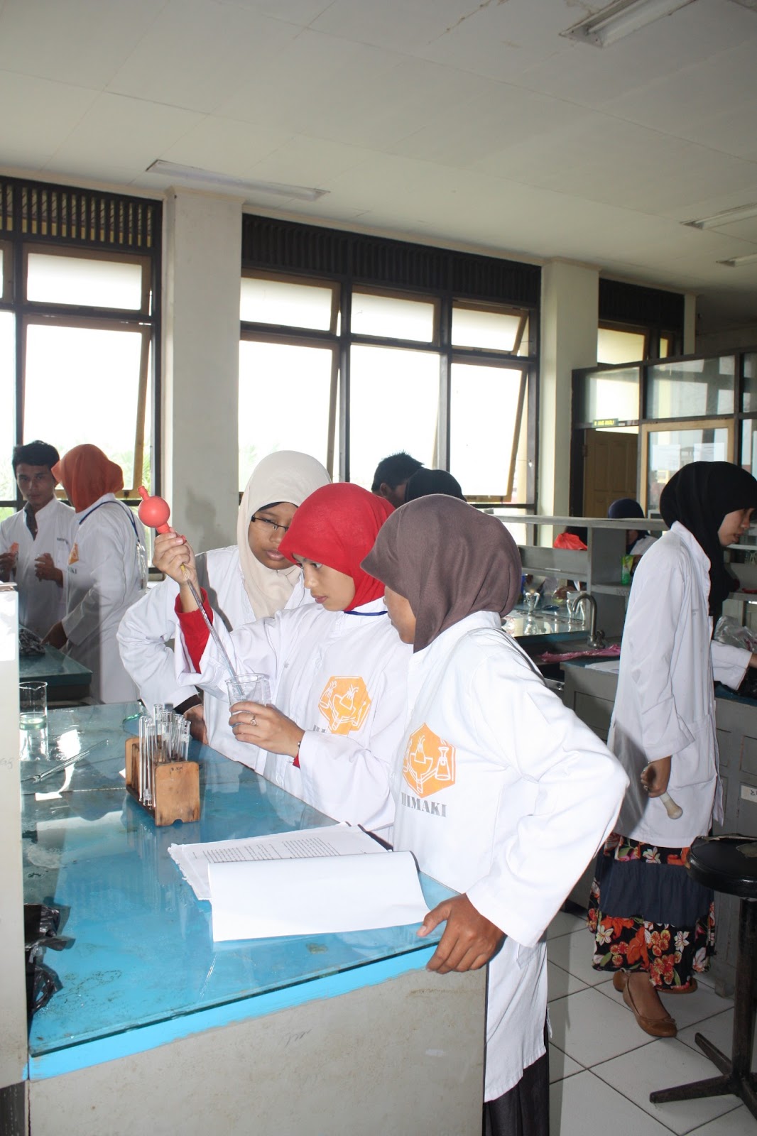 Tumbuhan Obat dan Sains: Kegiatan di Laboratorium Kimia UNP