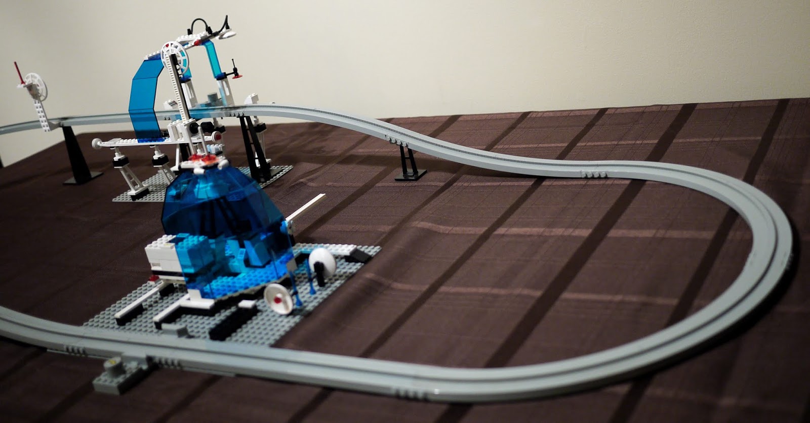 Vault 1541: [YouTube] LEGO Futuron Monorail Transport System