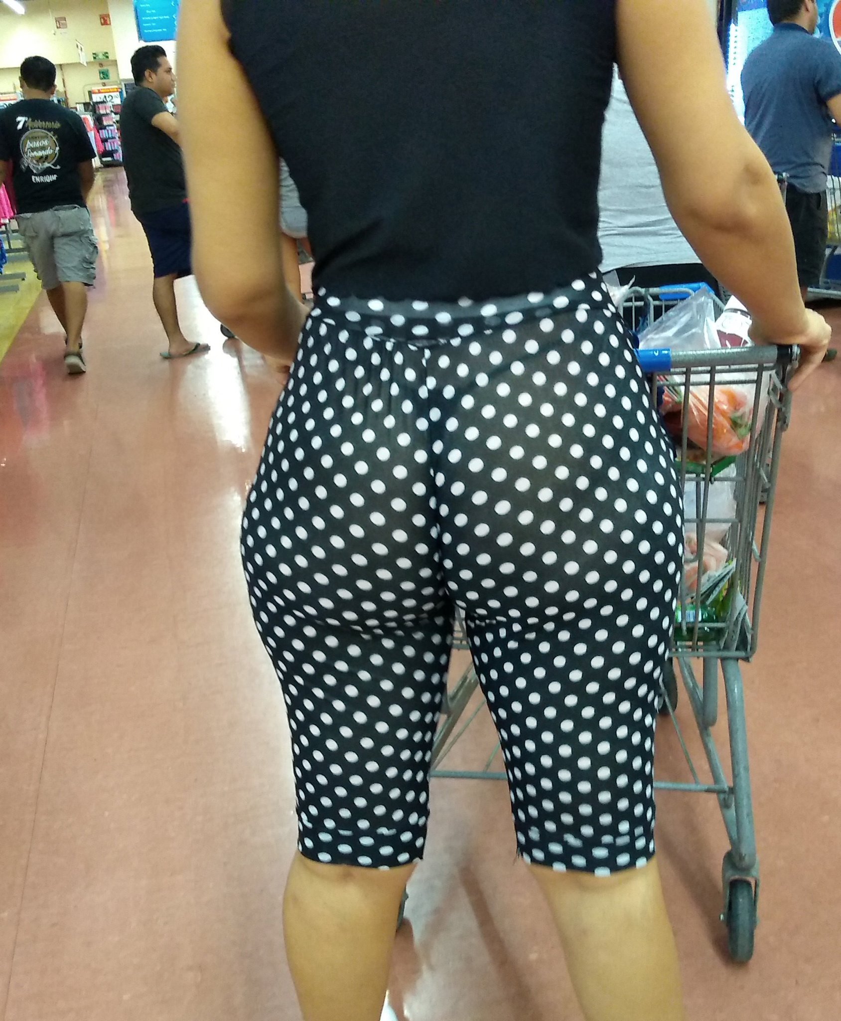 Mujeres bellas con ropa transparente | Mujeres bellas en la calle